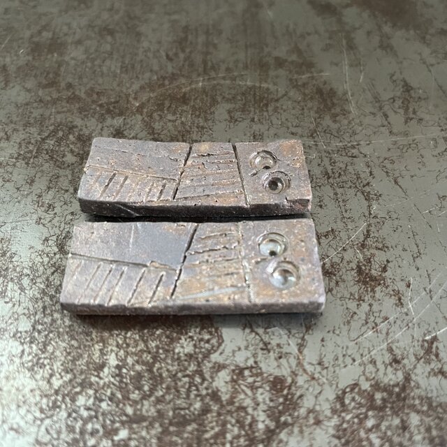 箸置き 赤土 梟 幾何学紋 灰志野釉 長方形型 pattern 1 | iichi 日々の暮らしを心地よくするハンドメイドやアンティークのマーケットプレイス