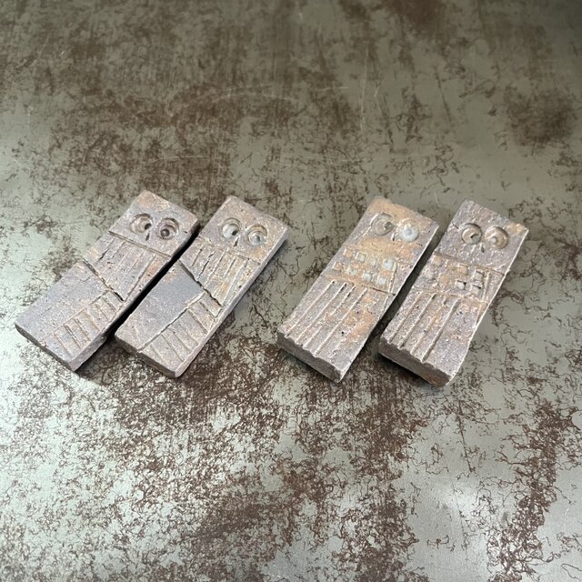 箸置き 赤土 梟 幾何学紋 灰志野釉 長方形型 pattern 1 | iichi 日々の暮らしを心地よくするハンドメイドやアンティークのマーケットプレイス