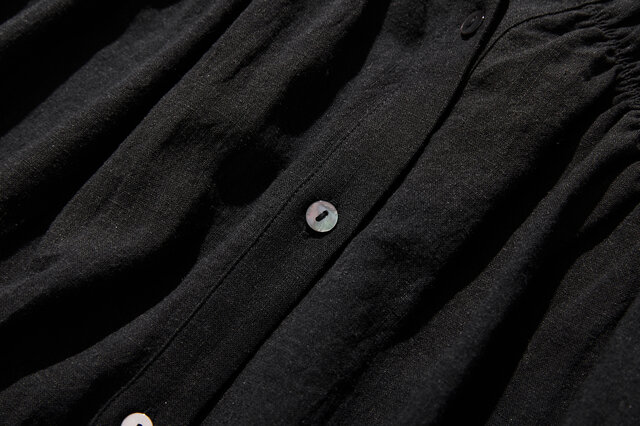 ナチュラルテイストの綿麻シャツブラウス 長袖ブラウス ブラック 250420-4 | iichi 日々の暮らしを心地よくするハンドメイドやアンティークのマーケットプレイス