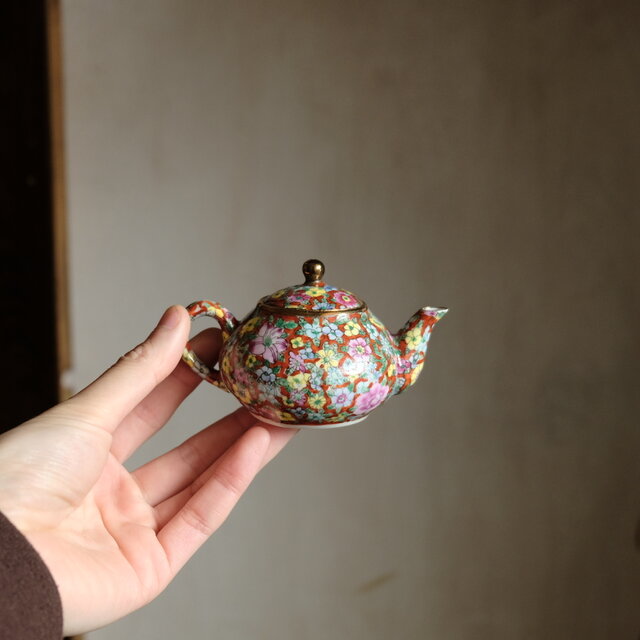 赤にカラフルな花尽くし 中国産 赤絵金彩小ぶり急須 煎茶茶器 シノワズリ チャイナレトロ b1 | iichi 日々の暮らしを心地よくするハンドメイドやアンティークのマーケットプレイス