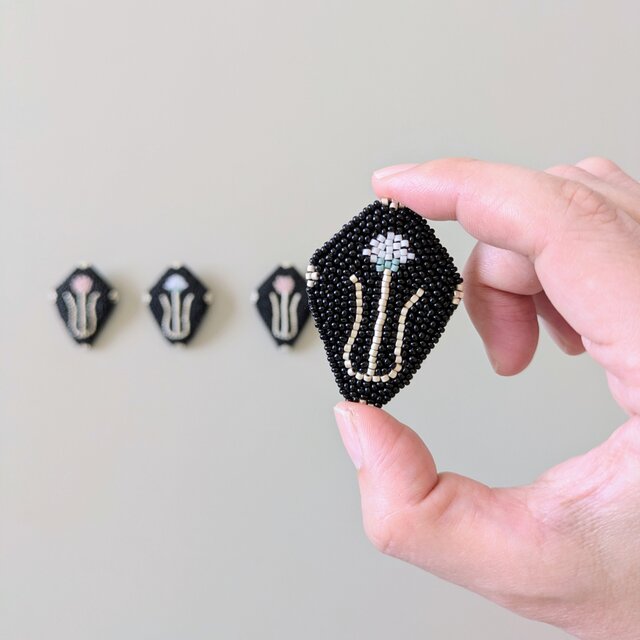 monolog アンティークフラワーブローチ B | iichi 日々の暮らしを心地よくするハンドメイドやアンティークのマーケットプレイス