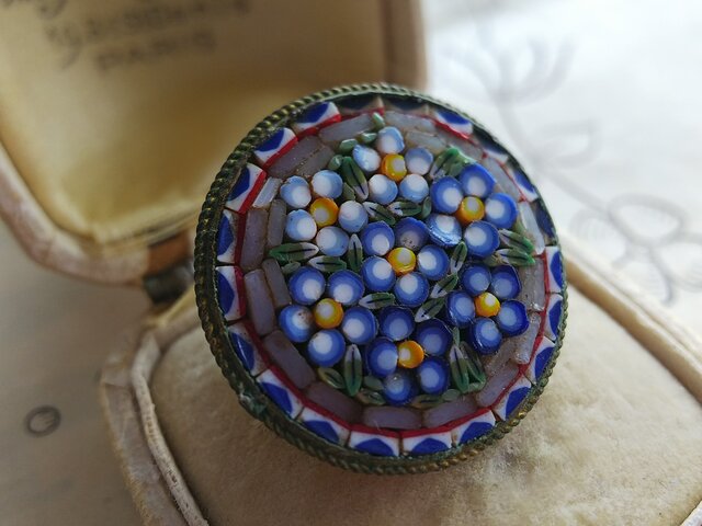 ヴィンテージ 勿忘草のモザイクブローチ／Blue･Grey （約26㎜） | iichi 日々の暮らしを心地よくするハンドメイドやアンティークのマーケットプレイス