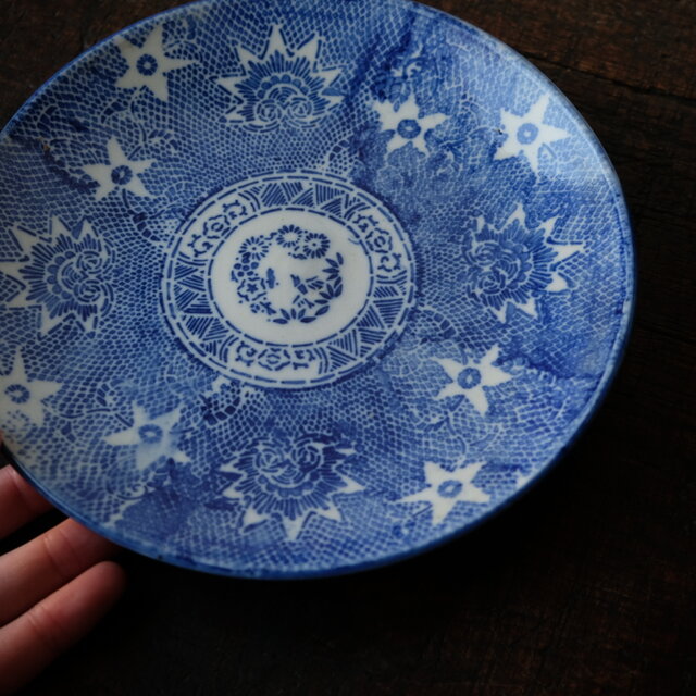 星形の花 瀬戸焼 花文印判中皿 器 骨董/antiques 丁寧な暮らしに。古民家 明治時代 | iichi 日々の暮らしを心地よくするハンドメイドやアンティークのマーケットプレイス