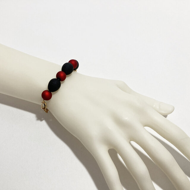 ラバービーズとチェーンのレトロなブレスレット | iichi 日々の暮らしを心地よくするハンドメイドやアンティークのマーケットプレイス