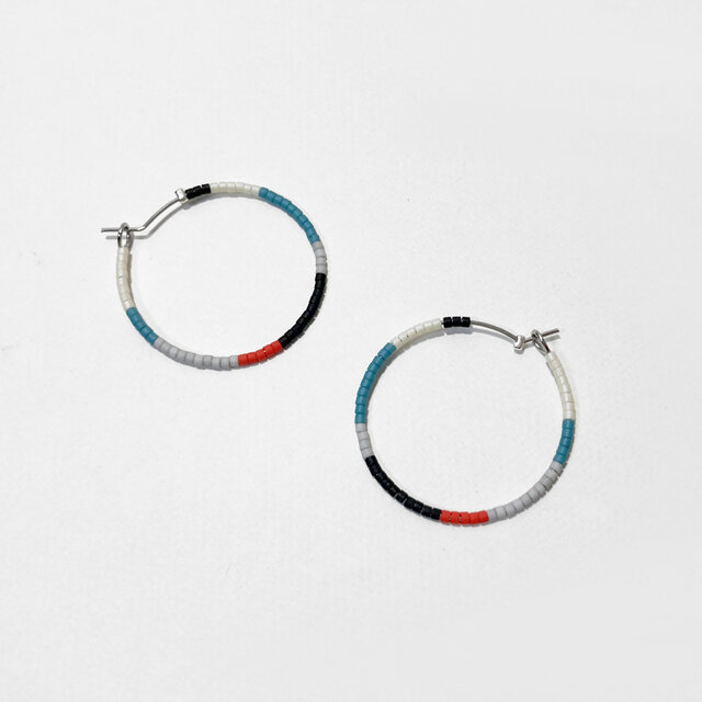 シードビーズの配色フープピアス | iichi 日々の暮らしを心地よくするハンドメイドやアンティークのマーケットプレイス