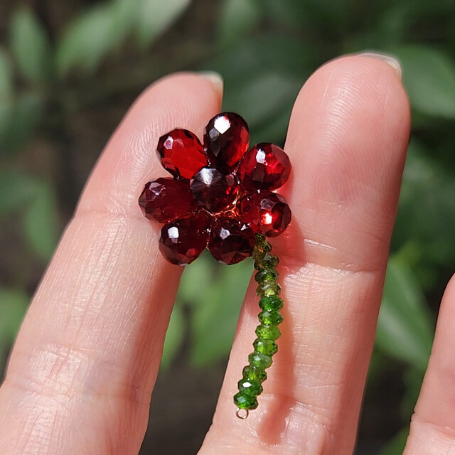 宝石によるカーネーションのブローチ ～Carnation's brooch | iichi 日々の暮らしを心地よくするハンドメイドやアンティークのマーケットプレイス
