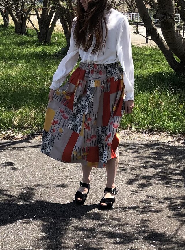 銘仙スカート柔らかなお花たちM〜L | iichi 日々の暮らしを心地よくするハンドメイドやアンティークのマーケットプレイス