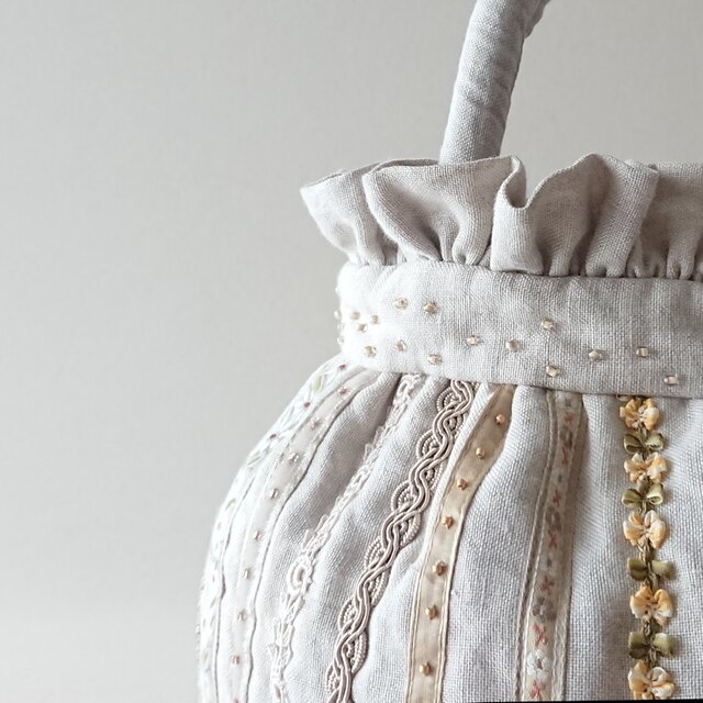 ribbon maru bag [beige linen] | iichi 日々の暮らしを心地よくするハンドメイドやアンティークのマーケットプレイス