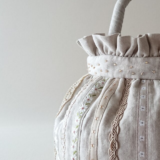 ribbon maru bag [beige linen] | iichi 日々の暮らしを心地よくするハンドメイドやアンティークのマーケットプレイス
