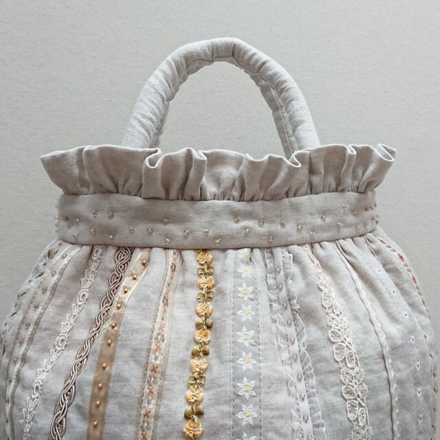 ribbon maru bag [beige linen] | iichi 日々の暮らしを心地よくするハンドメイドやアンティークのマーケットプレイス