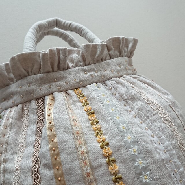 ribbon maru bag [beige linen] | iichi 日々の暮らしを心地よくするハンドメイドやアンティークのマーケットプレイス