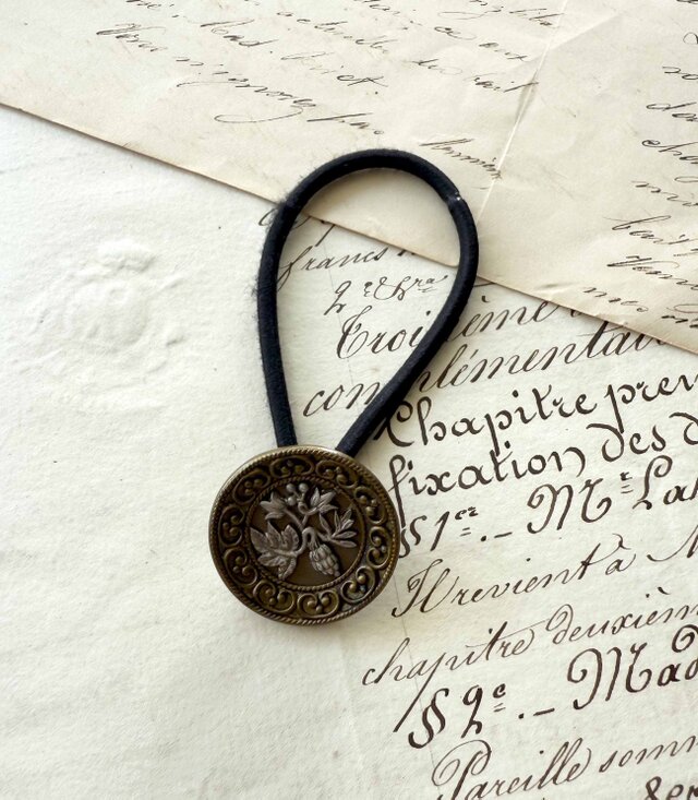 アンティークボタンヘアゴム／真ん中イチゴボタン（AB-074） | iichi 日々の暮らしを心地よくするハンドメイドやアンティークのマーケットプレイス