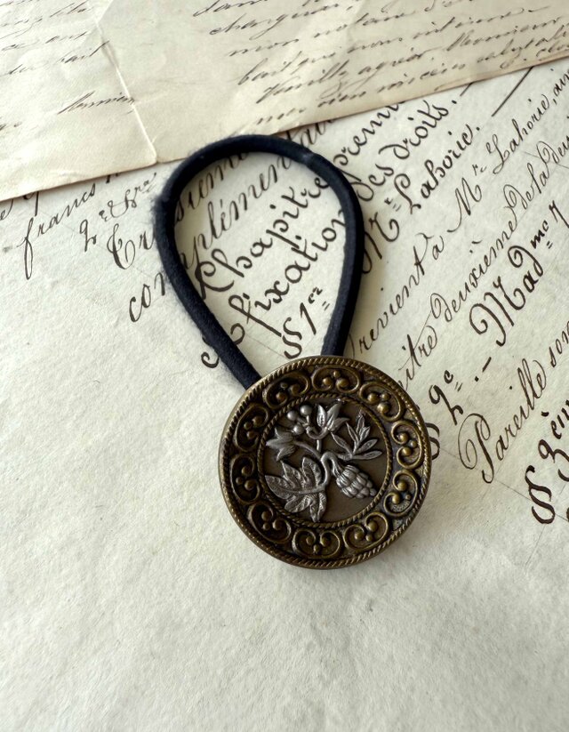 アンティークボタンヘアゴム／真ん中イチゴボタン（AB-074） | iichi 日々の暮らしを心地よくするハンドメイドやアンティークのマーケットプレイス