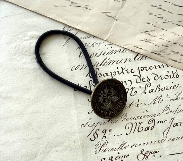 アンティークボタンヘアゴム／真ん中イチゴボタン（AB-074） | iichi 日々の暮らしを心地よくするハンドメイドやアンティークのマーケットプレイス