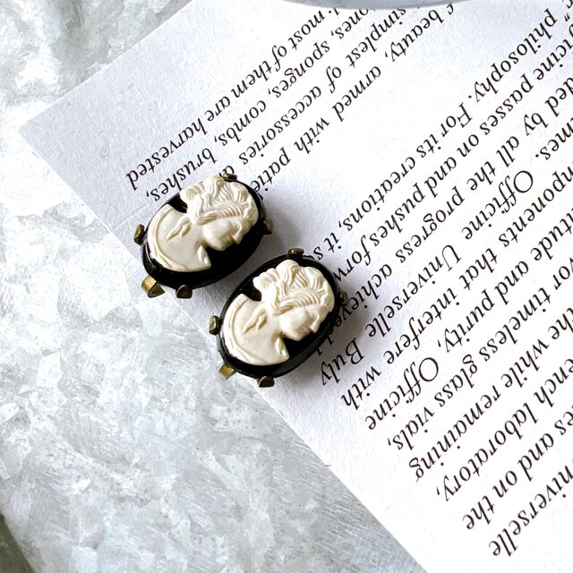 Y1113-ヴィンテージイヤリング U.S.A. 1960s Lady Cameo Monotone Acrylic | iichi 日々の暮らしを心地よくするハンドメイドやアンティークの ...