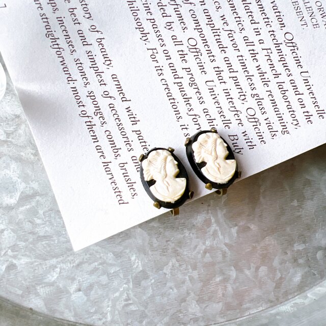 Y1113-ヴィンテージイヤリング U.S.A. 1960s Lady Cameo Monotone Acrylic | iichi 日々の暮らしを心地よくするハンドメイドやアンティークの ...