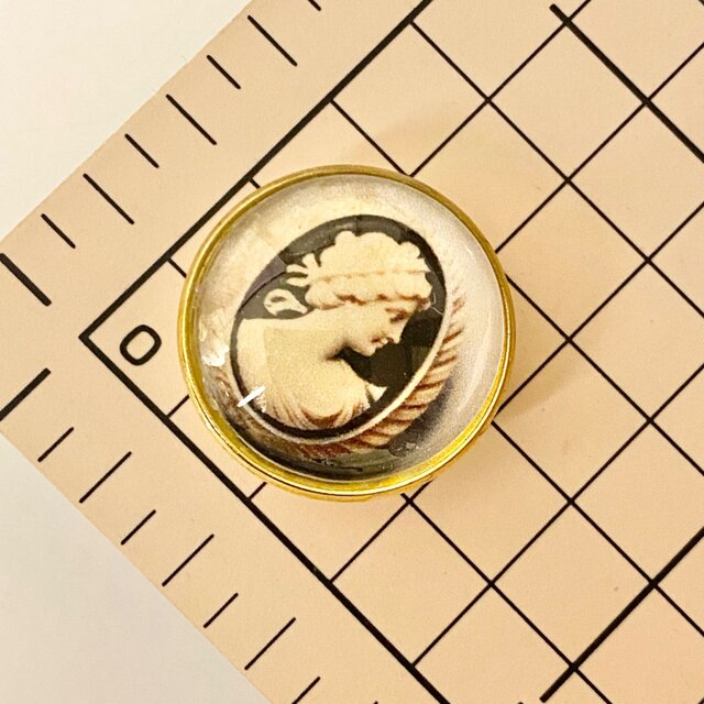 着物リメイク ガラス帯留め 和洋折衷 和ロリータ ハンドメイド アクセサリー 沈黙のカメオ、帯元に語る。 GK-105 | iichi 日々の暮らしを心地よくするハンドメイドやアンティークの ...