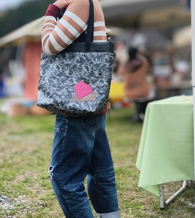 迷彩模様のトート | iichi 日々の暮らしを心地よくするハンドメイドやアンティークのマーケットプレイス