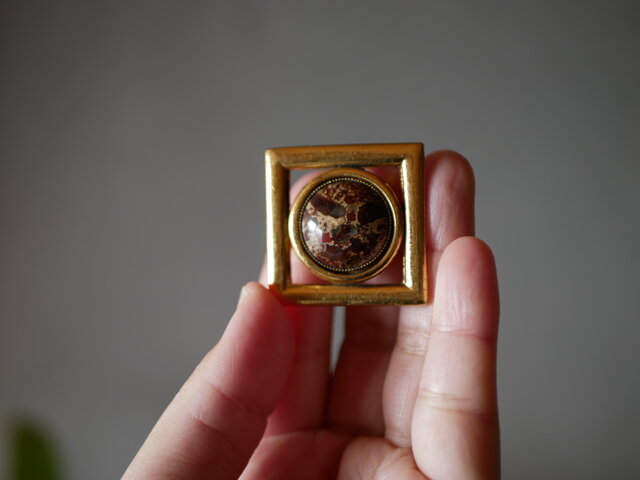 ヴィンテージブローチ ゴールドスクエア レトロモダン フランスブロカント ヴィンテージ | iichi 日々の暮らしを心地よくするハンドメイドやアンティークのマーケットプレイス