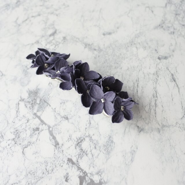 布花紫陽花＊ブロードのバレッタ スミレ色 5-042 | iichi 日々の暮らしを心地よくするハンドメイドやアンティークのマーケットプレイス