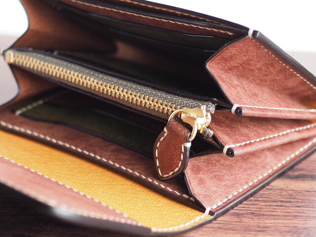 総手縫い│イタリアンレザーマルゴーとアメ豚使用│ハーフウォレット│ダークブラウン | iichi 日々の暮らしを心地よくするハンドメイドやアンティークのマーケットプレイス