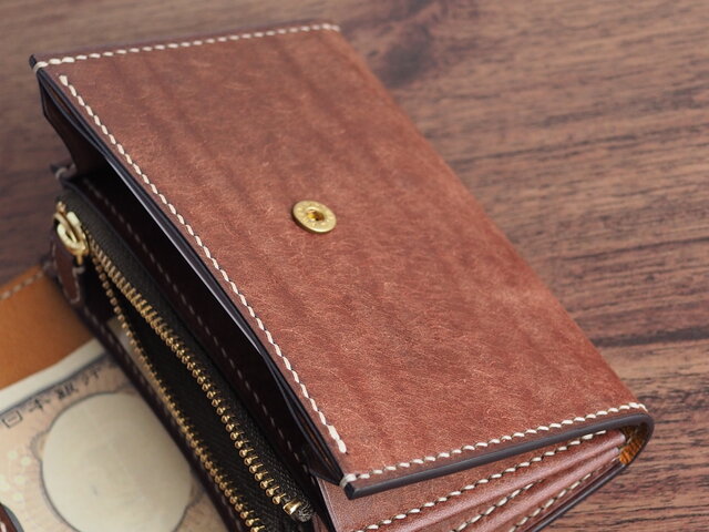 総手縫い│イタリアンレザーマルゴーとアメ豚使用│ハーフウォレット│ダークブラウン | iichi 日々の暮らしを心地よくするハンドメイドやアンティークのマーケットプレイス