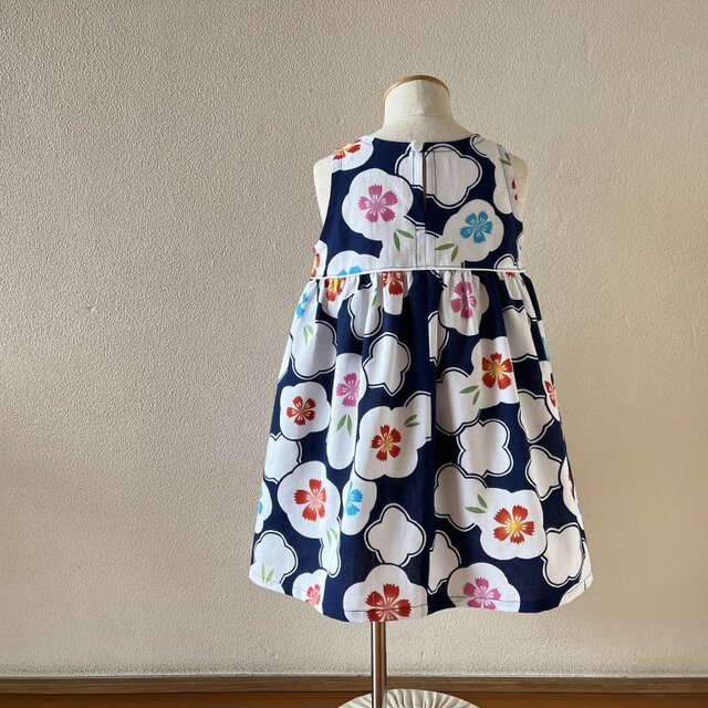 子供 浴衣地ひかえめフレアーワンピース 注染水玉なでしこ（紺地） 80-130サイズ〈受注製作〉 | iichi 日々の暮らしを心地よくするハンドメイドやアンティークのマーケットプレイス