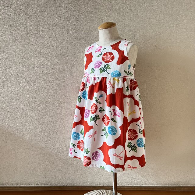 子供 浴衣地ひかえめフレアーワンピース 注染とんぼと朝顔（赤地） 80-130サイズ〈受注製作〉 | iichi 日々の暮らしを心地よくするハンドメイドやアンティークのマーケットプレイス