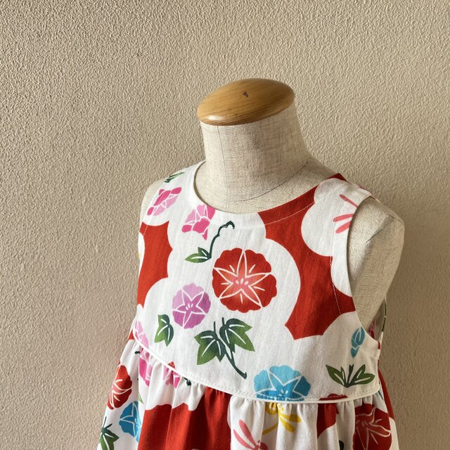 子供 浴衣地ひかえめフレアーワンピース 注染とんぼと朝顔（赤地） 80-130サイズ〈受注製作〉 | iichi 日々の暮らしを心地よくするハンドメイドやアンティークのマーケットプレイス