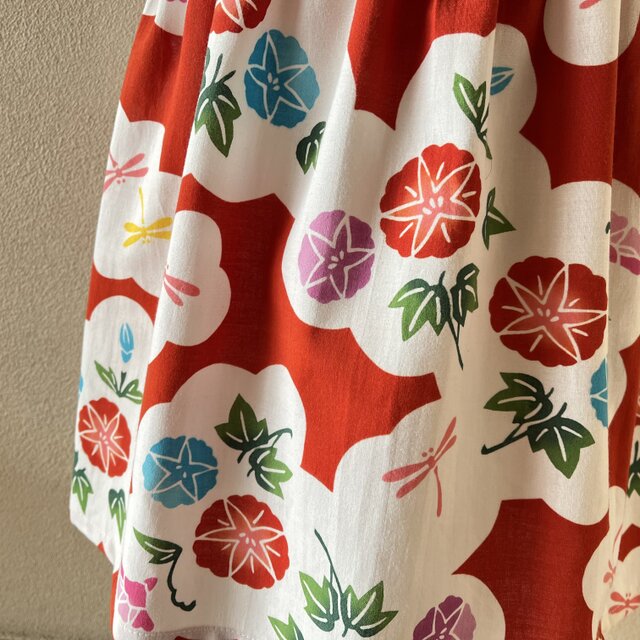 子供 浴衣地ひかえめフレアーワンピース 注染とんぼと朝顔（赤地） 80-130サイズ〈受注製作〉 | iichi 日々の暮らしを心地よくするハンドメイドやアンティークのマーケットプレイス