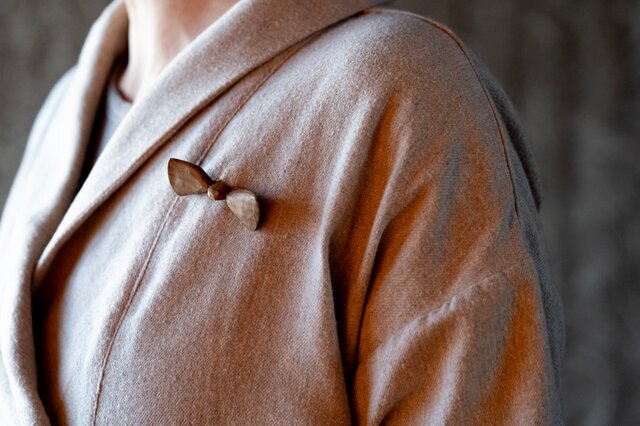 私のブローチ 「結ぶ縁 蝶ネクタイver.」 | iichi 日々の暮らしを心地よくするハンドメイドやアンティークのマーケットプレイス