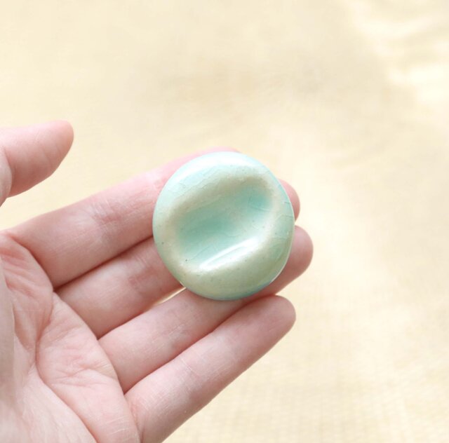 水色硝子釉の丸い箸置き | iichi 日々の暮らしを心地よくするハンドメイドやアンティークのマーケットプレイス