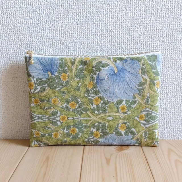 【訳あり】V&Aウィリアムモリス 大きめ20cmのフラットポーチ 内ポケット 母の日 ピンパネル 水色 212 | iichi 日々の暮らしを心地よくするハンドメイドやアンティークのマーケットプレイス
