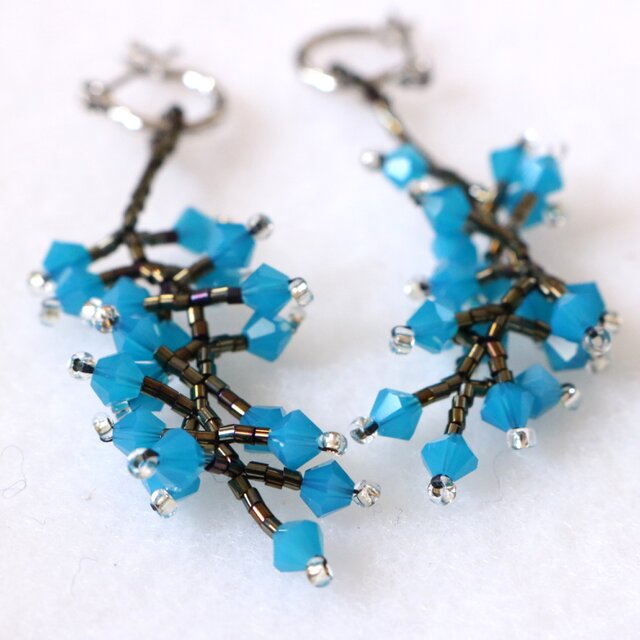 スワロフスキーbijouのしなやかに揺れる耳飾り | iichi 日々の暮らしを心地よくするハンドメイドやアンティークのマーケットプレイス