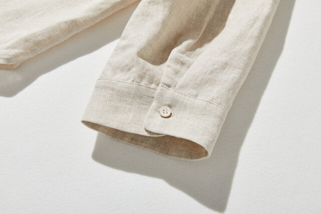 着るほどに味わい深い フランスリネン こだわりVネックシャツ 生成色 250421-1 | iichi 日々の暮らしを心地よくするハンドメイドやアンティークのマーケットプレイス