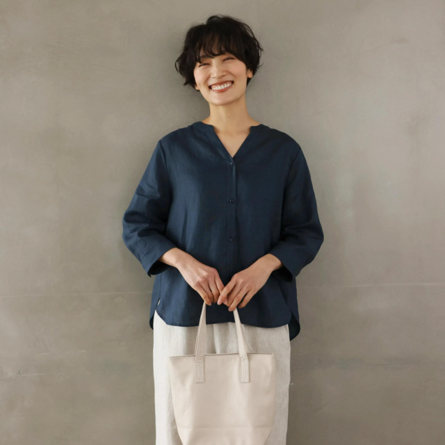 着るほどに味わい深い フランスリネン こだわりVネックシャツ 紺色 250421-4 | iichi 日々の暮らしを心地よくするハンドメイドやアンティークのマーケットプレイス