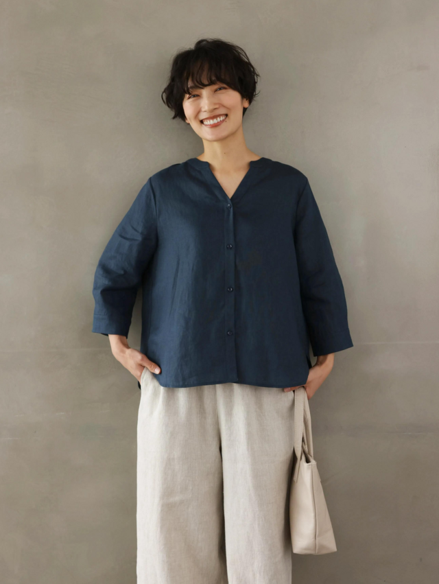 着るほどに味わい深い フランスリネン こだわりVネックシャツ 紺色 250421-4 | iichi 日々の暮らしを心地よくするハンドメイドやアンティークのマーケットプレイス
