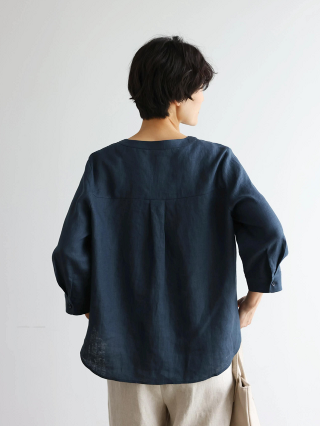 着るほどに味わい深い フランスリネン こだわりVネックシャツ 紺色 250421-4 | iichi 日々の暮らしを心地よくするハンドメイドやアンティークのマーケットプレイス