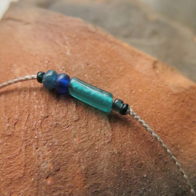 アンティーク インドパシフィックビーズ 青緑 ブレスレット 千世 chitose | iichi 日々の暮らしを心地よくするハンドメイドやアンティークのマーケットプレイス