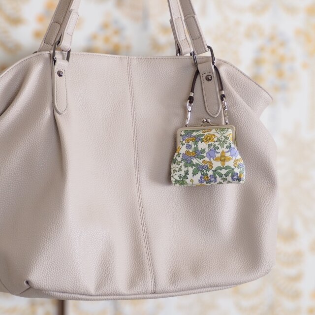 リバティプリントの持ち手付きがま口コインケース / アルパイン・ヌーボー ami(lbt-apnv) | iichi 日々の暮らしを心地よく ...