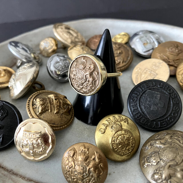 UK [Vintage button] Bezel ring - brass | iichi 日々の暮らしを心地よくするハンドメイドやアンティークのマーケットプレイス