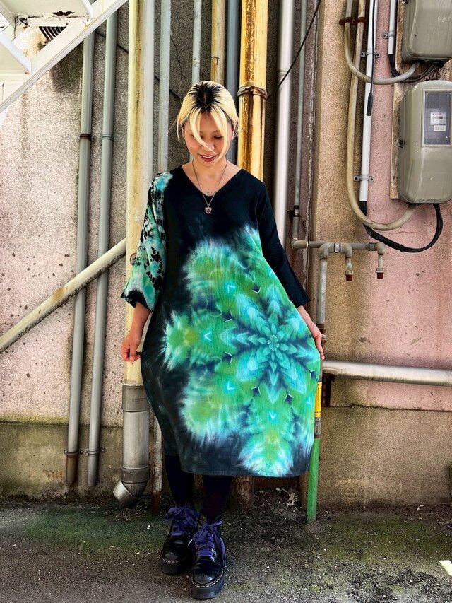タイダイ ゆったりワンピース ブラックビューティ 美しい翡翠色のスノーフレイク Hippies Dye最新作 HD23-94 | iichi 日々の暮らしを心地よくするハンドメイドや ...