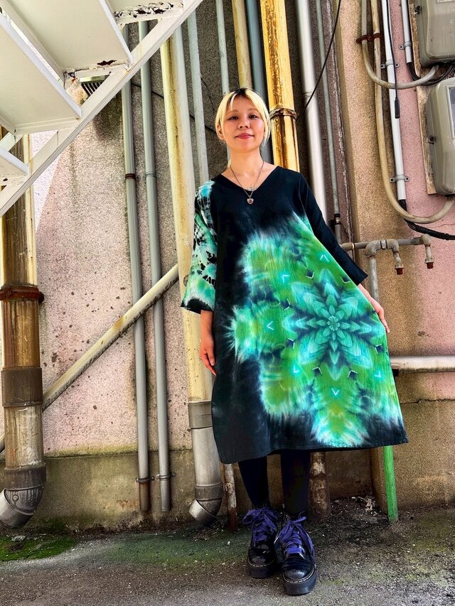 タイダイ ゆったりワンピース ブラックビューティ 美しい翡翠色のスノーフレイク Hippies Dye最新作 HD23-94 | iichi 日々の暮らしを心地よくするハンドメイドや ...