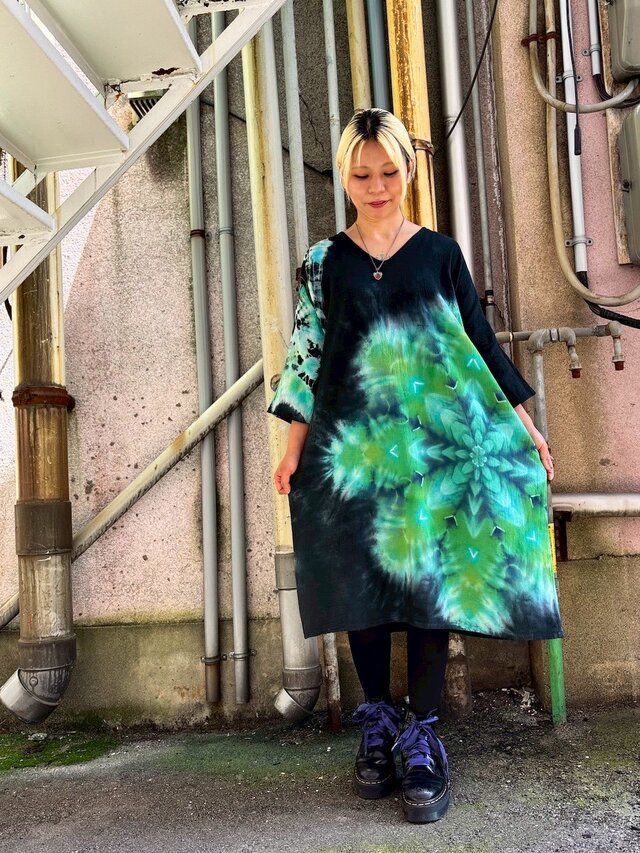 タイダイ ゆったりワンピース ブラックビューティ 美しい翡翠色のスノーフレイク Hippies Dye最新作 HD23-94 | iichi 日々の暮らしを心地よくするハンドメイドや ...