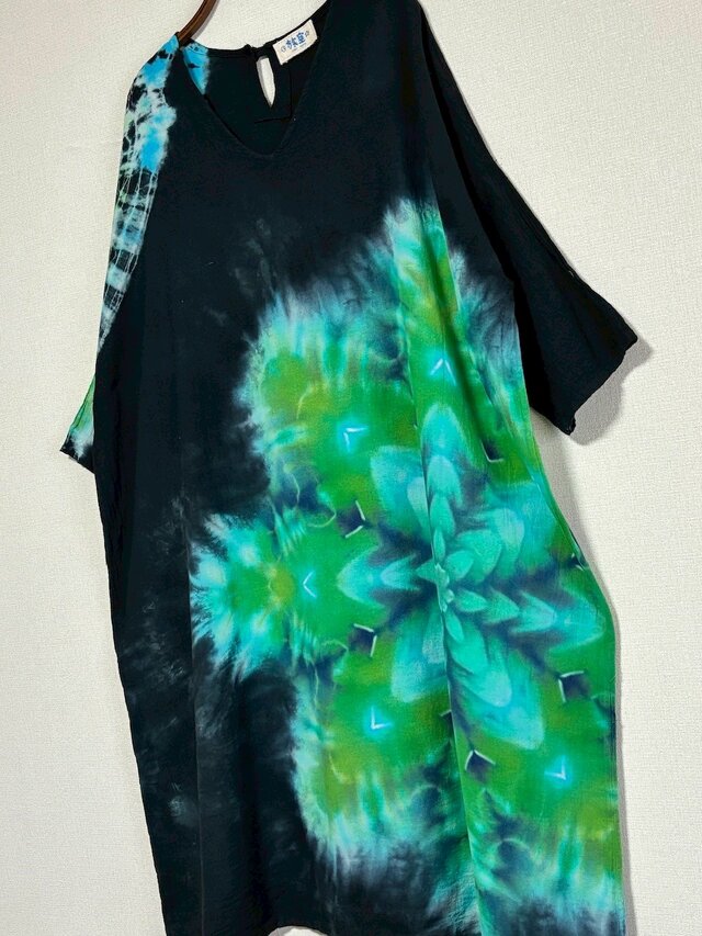タイダイ ゆったりワンピース ブラックビューティ 美しい翡翠色のスノーフレイク Hippies Dye最新作 HD23-94 | iichi 日々の暮らしを心地よくするハンドメイドや ...