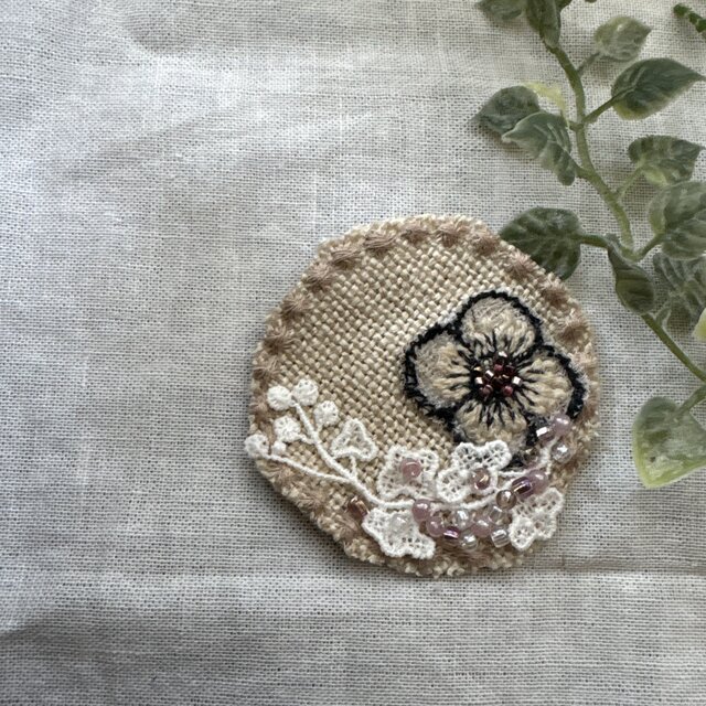 ＊ハンドメイドブローチミナペルホネンタンバリンꕤ pihaピンクビーズ | iichi 日々の暮らしを心地よくするハンドメイドやアンティークのマーケットプレイス