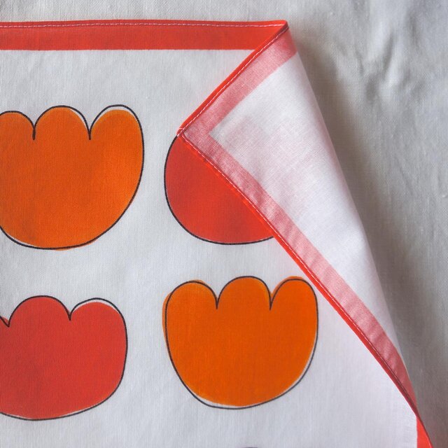 tulip（ red & orange ）」ハンカチ | iichi 日々の暮らしを心地よくするハンドメイドやアンティークのマーケットプレイス