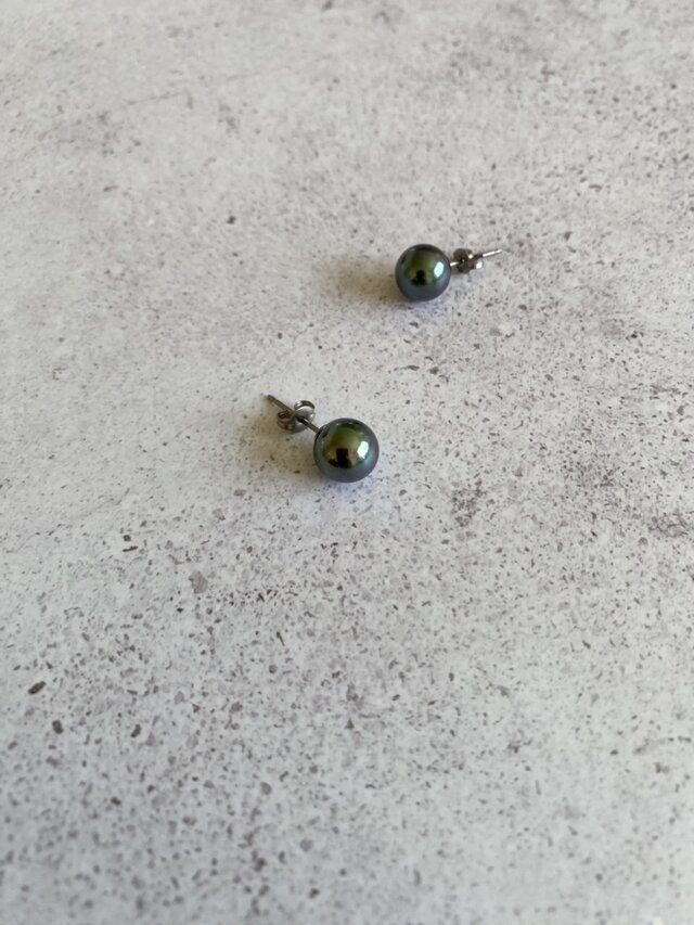 オン/オフ対応 正統派！定番ラウンドパールピアス 8mm（高級日本製貝ミガキパール）ピーコック | iichi 日々の暮らしを心地よくするハンドメイドやアンティークのマーケットプレイス