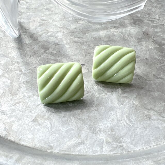 PA321-【 AVON 】エイボン・ヴィンテージピアス 1980s Mint Green Rib Acrylic | iichi 日々の暮らしを心地よくするハンドメイドやアンティークの ...