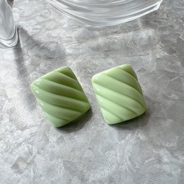 PA321-【 AVON 】エイボン・ヴィンテージピアス 1980s Mint Green Rib Acrylic | iichi 日々の暮らしを心地よくするハンドメイドやアンティークの ...